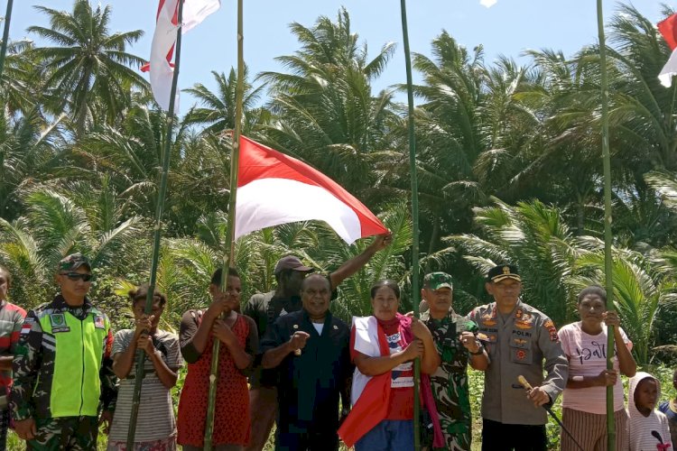 Bupati Merauke Bersama Kapolres Bagi-Bagi Bendera Merah Putih di ...