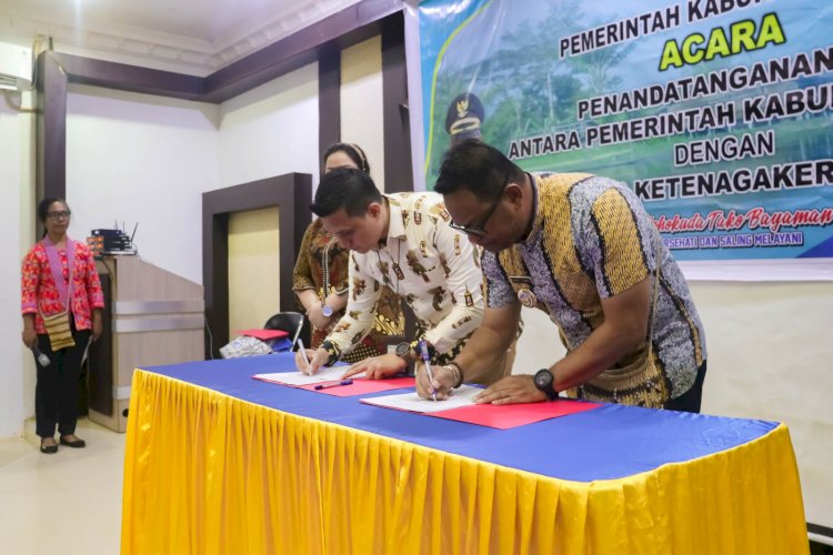 Pj Bupati Mappi Teken MoU Dengan BPJS Ketenagakerjaan Honorer dan Masyarakat Di Jaminan ...