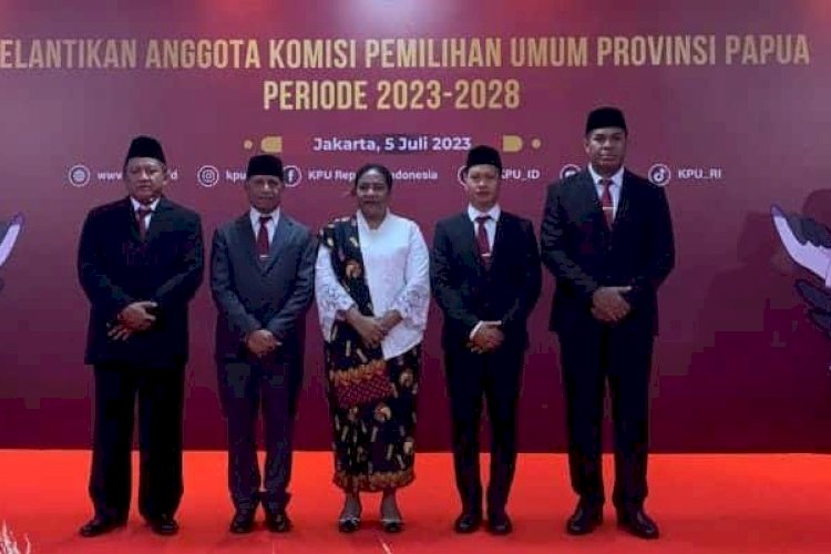 5 Komisioner KPU Provinsi Papua periode 2023-2028 Telah dilantik, Steve ...