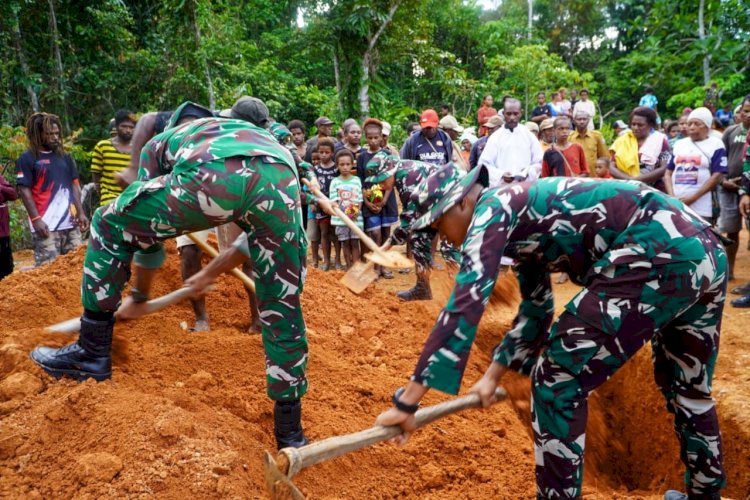 Yonif TP 803/KYK Berpartisipasi dalam Acara Kedukaan di Kampung Arimbet Boven Digoel - RMOLPAPUA.ID